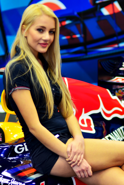 Bologna_Motorshow - Hostess Ragazza immagine che affianca la Red Bull ...