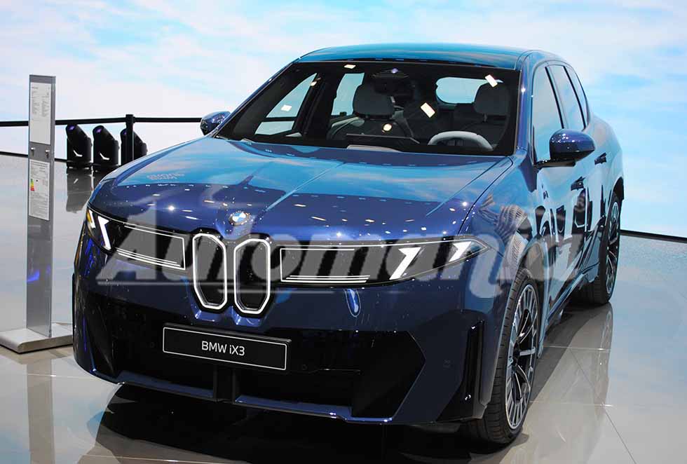 IAA-Mobility - BMW BMW iX3 50 X-Drive Suv in bella mostra al Salone dell´Automobile IAA Mobility ...