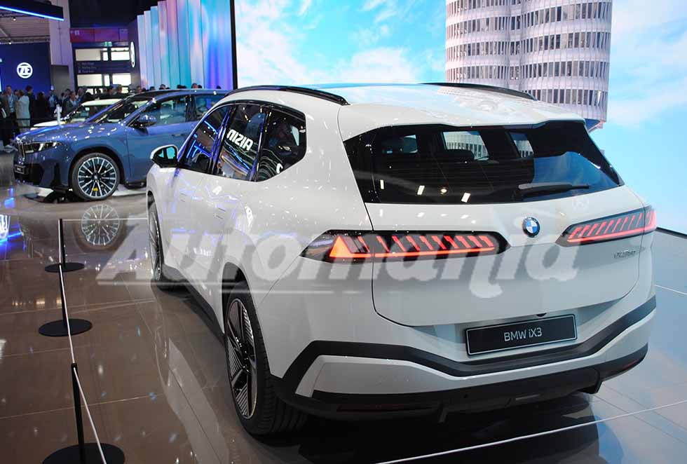 IAA-Mobility - BMW BMW iX3 50 X-Drive bianca posteriore vettura esposta a Monaco di Baviera in ...