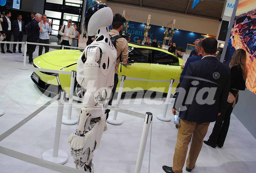 IAA-Mobility - Xpeng Supercar Next P7 e Xpeng IRON robot umanoide all´IAA Mobility 2025 al ...