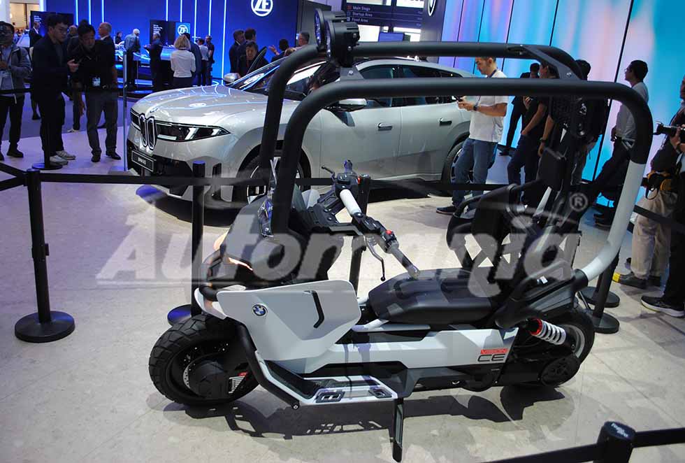IAA-Mobility - BMW Moto concept BMW Vision CE esposto in anteprima al IAA Mobility di Monaco di ...
